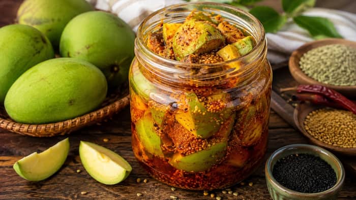इस बार सिंपल छोड़िए! खाने का स्वाद बढ़ाने के लिए घर पर बनाएं भरवां आम ...