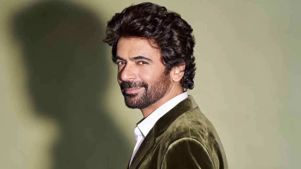 Sunil Grover spends night at Ganga Ghat with devotees video goes viral