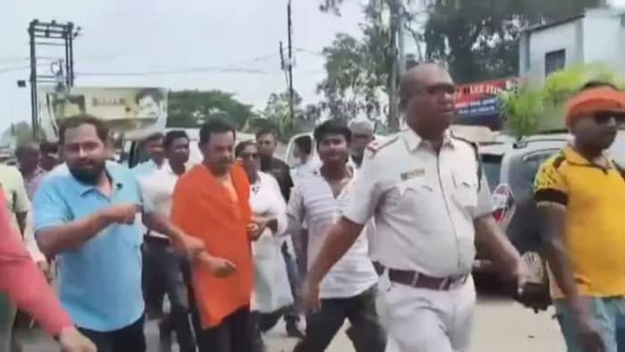TMC नेता को लोगों ने सड़क पर घुमाया! भगवा गमछा पहनाकर पुलिस के हवाले ...