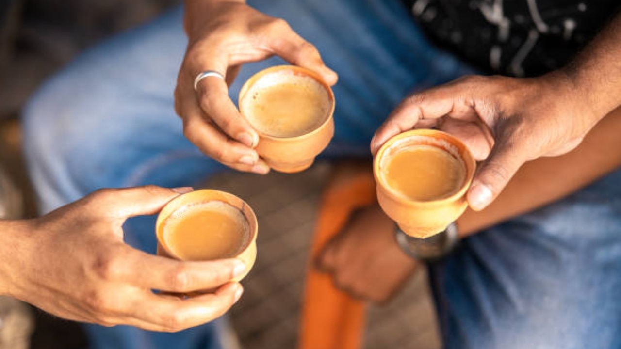 क्या आप भी रोजाना पीते हैं चीनी वाली कड़क चाय? पीने से पहले जान लें ...