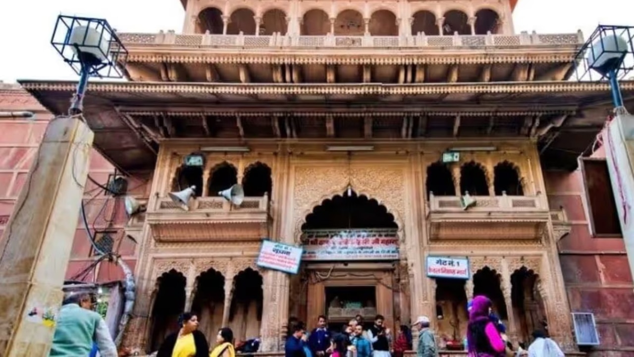वृंदावन: बांके बिहारी मंदिर के पास बड़ा हादसा, श्रद्धालुओं पर गिरा ...